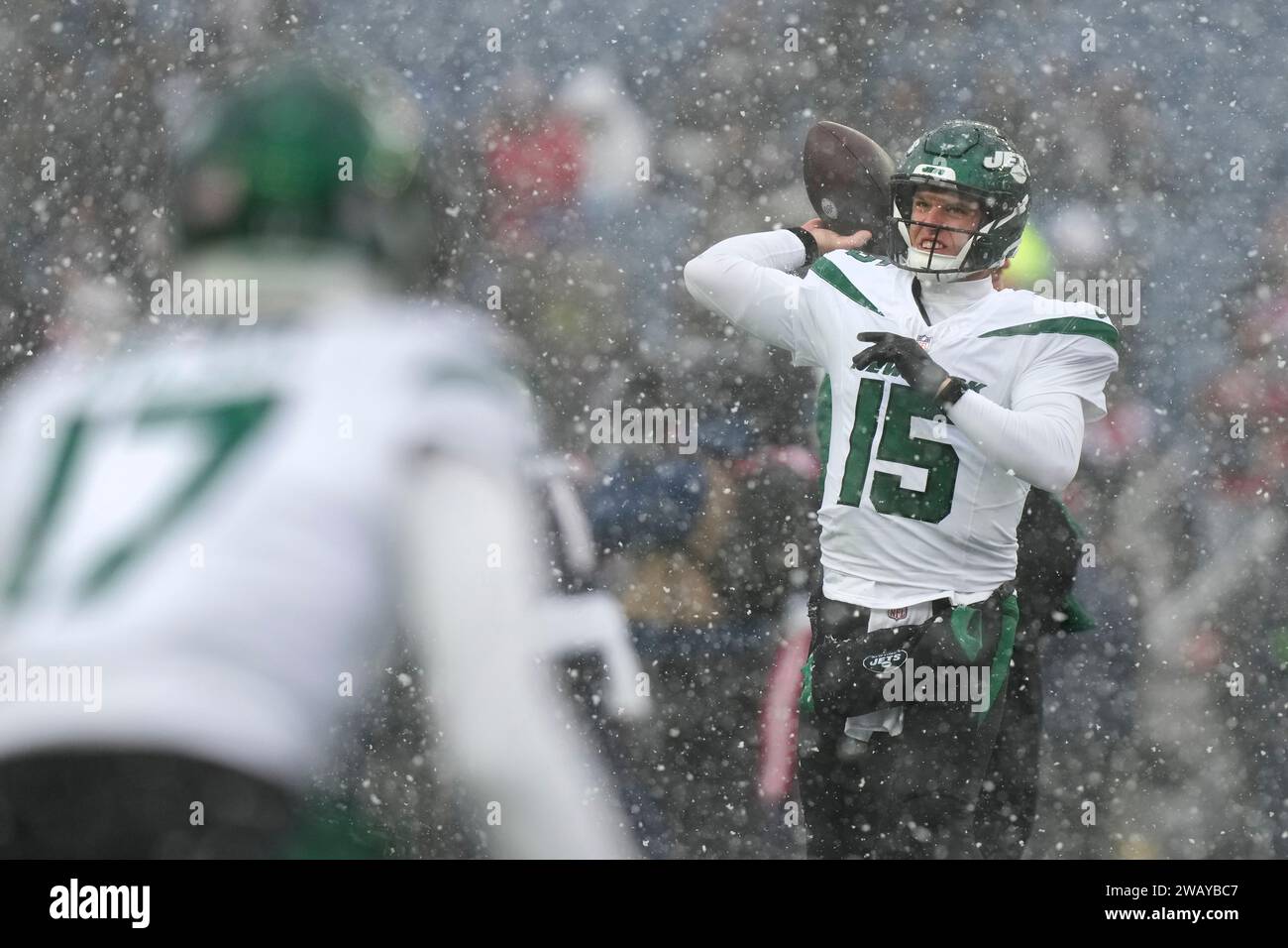 New York Jets quarterback Brett Rypien (15) throws prior to an NFL ...