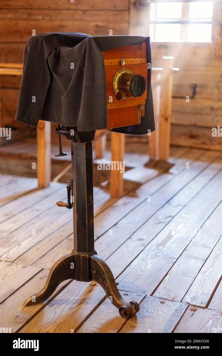 Old plate camera antique hi-res stock photography and images - Alamy