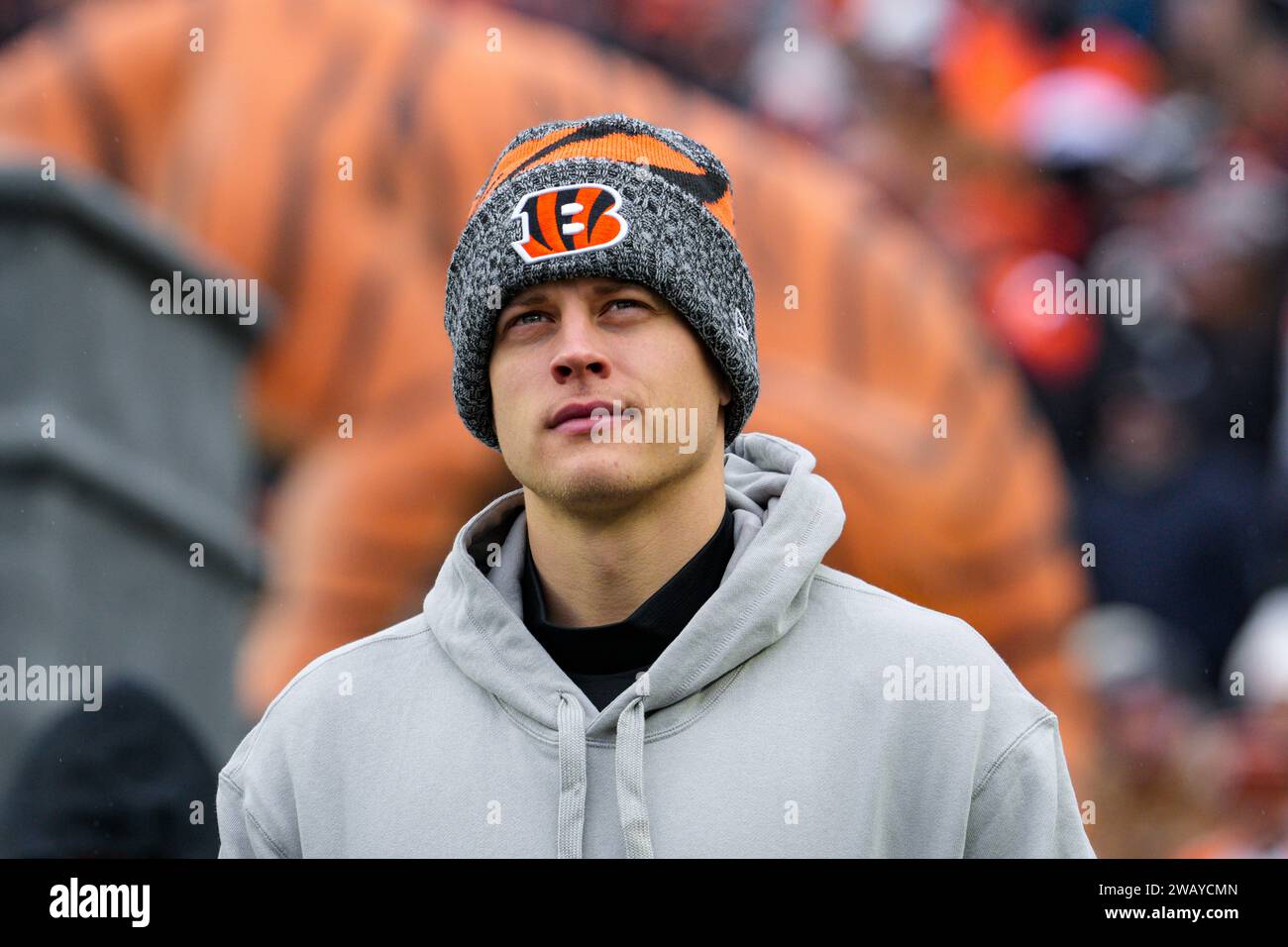 Cincinnati Bengals quarterback Joe Burrow (9) watches warmups before an ...