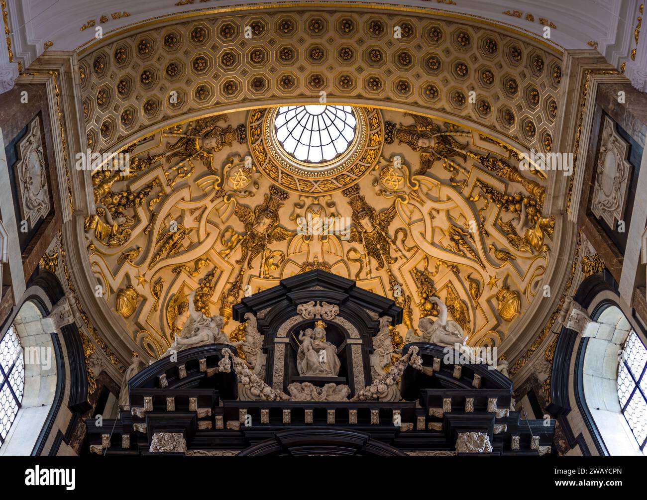 Medieval ceiling architecture hi-res stock photography and images - Alamy