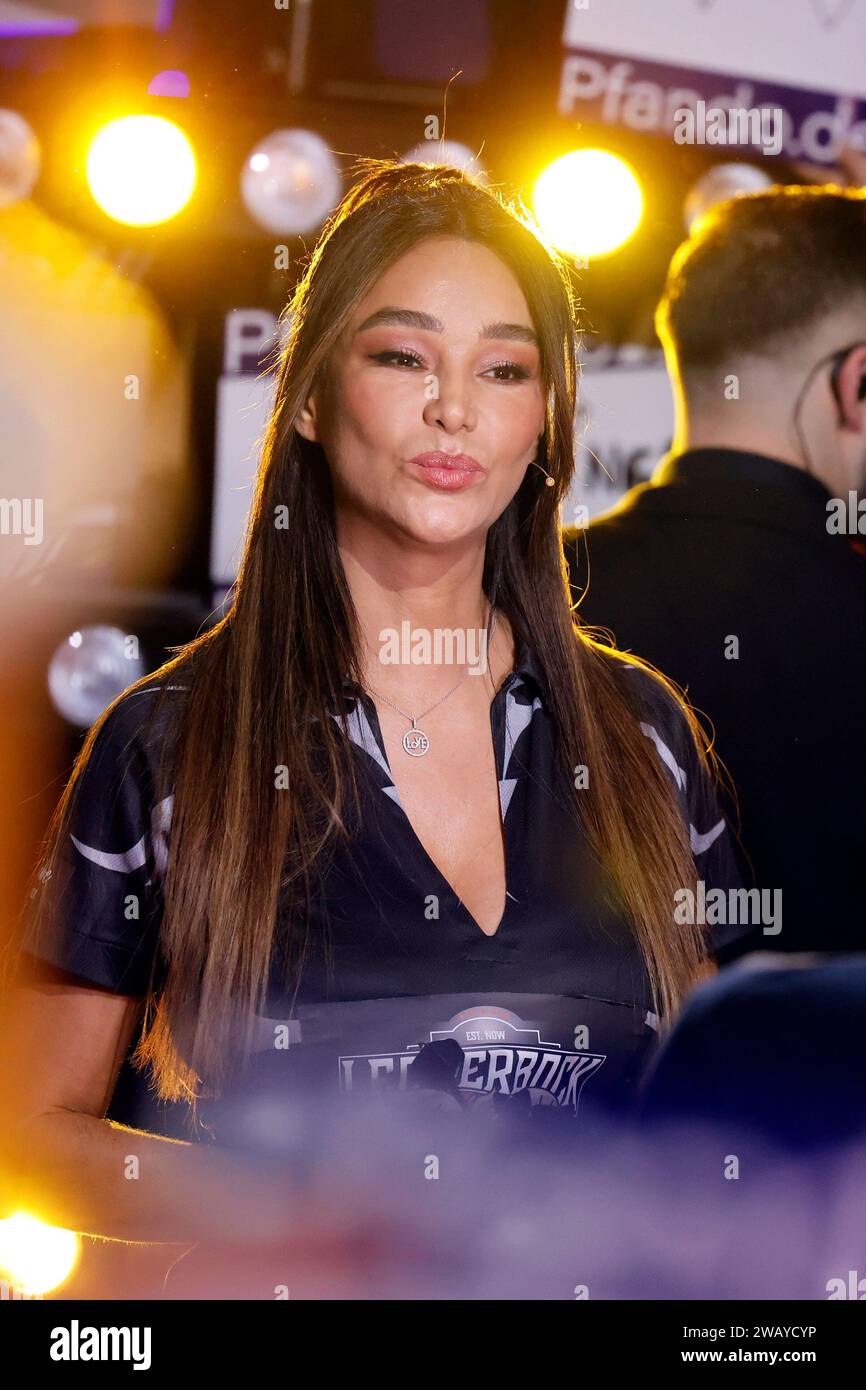 Moderatorin Verona Pooth bei der Pro7 Promi Darts WM 2024 übertragen ...