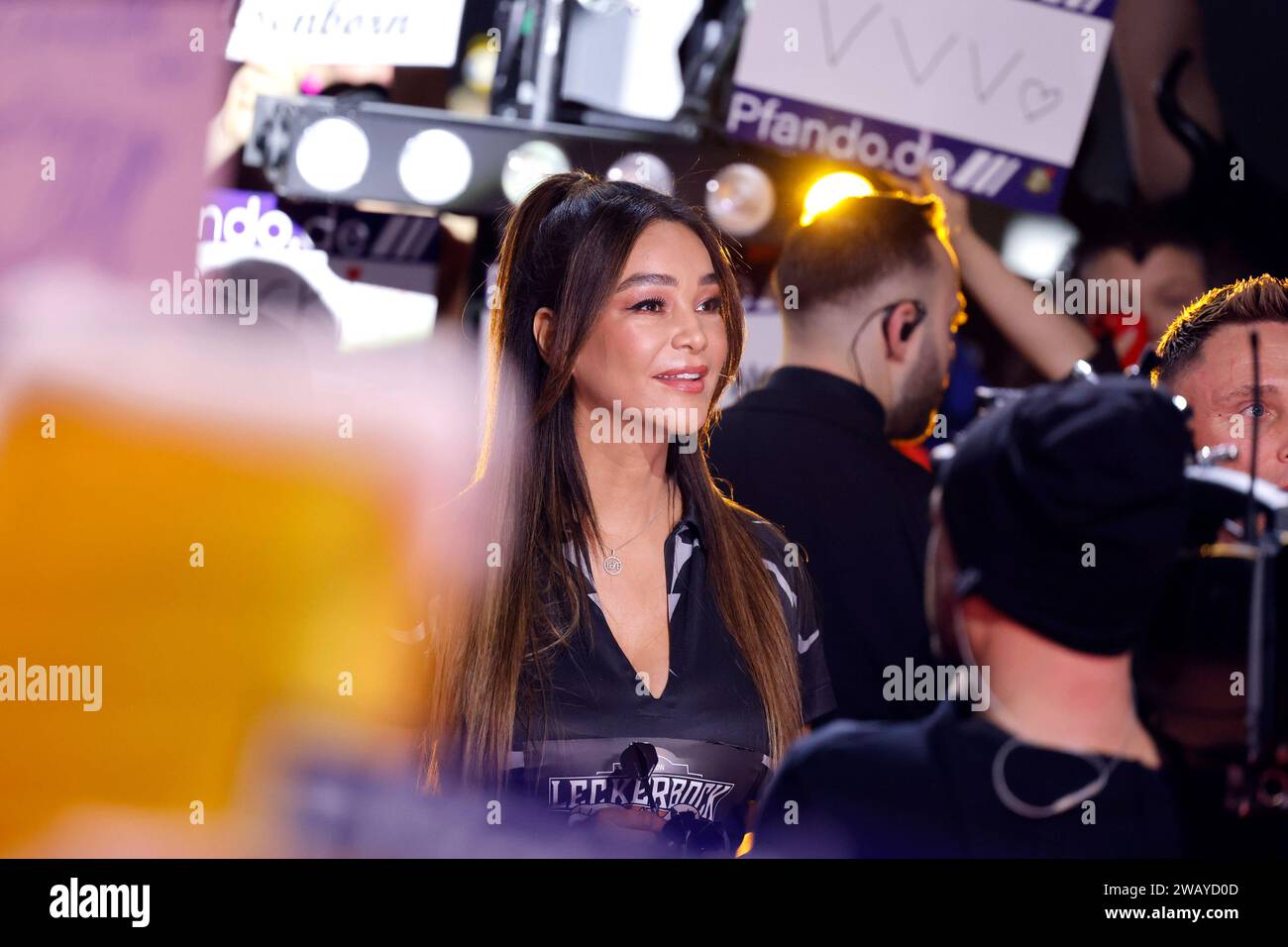 Moderatorin Verona Pooth bei der Pro7 Promi Darts WM 2024 übertragen ...