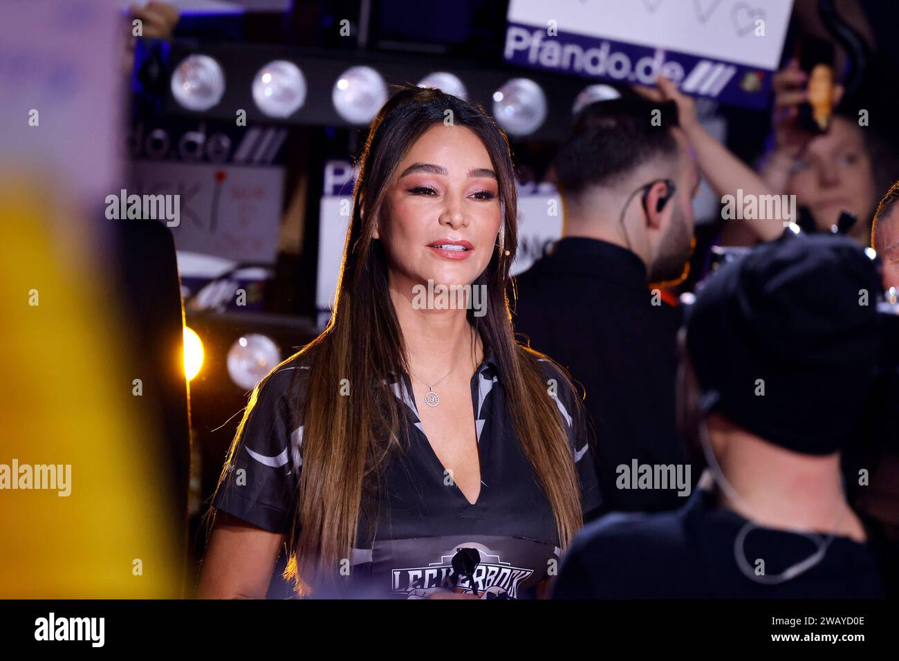 Moderatorin Verona Pooth bei der Pro7 Promi Darts WM 2024 übertragen ...