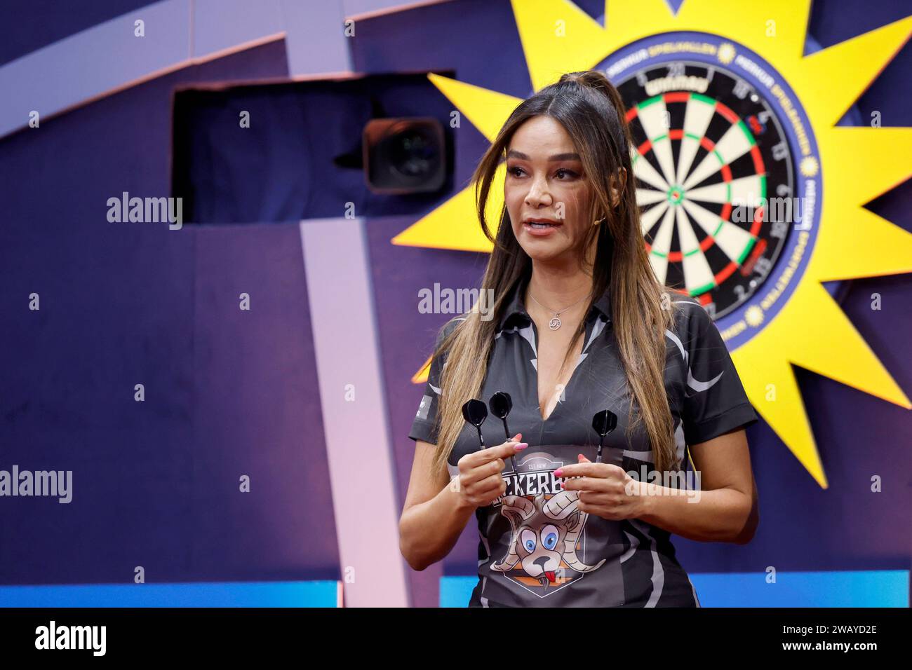 Moderatorin Verona Pooth bei der Pro7 Promi Darts WM 2024 übertragen ...