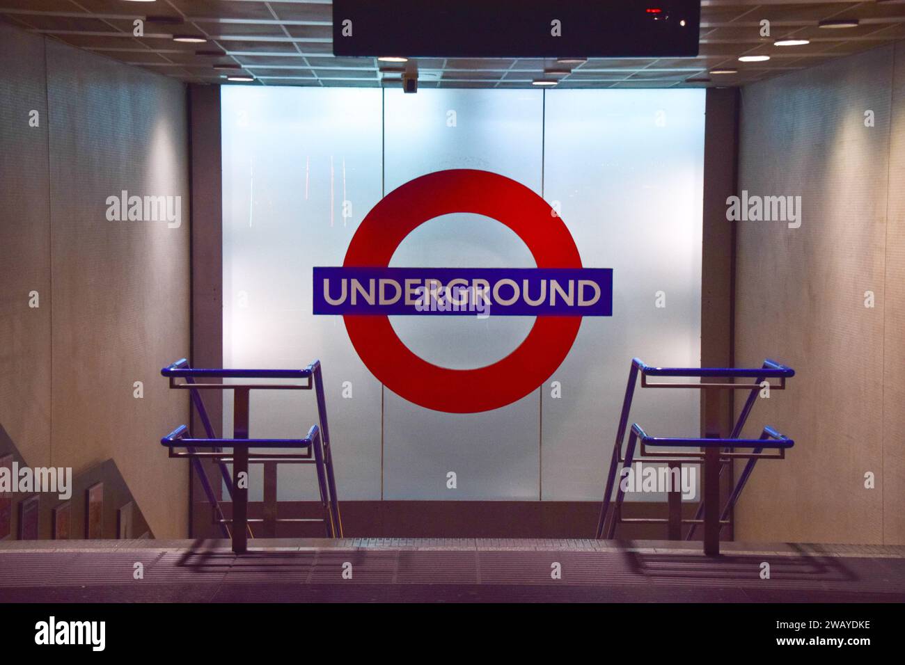 Kings cross sign tube hi-res stock photography and images - Alamy