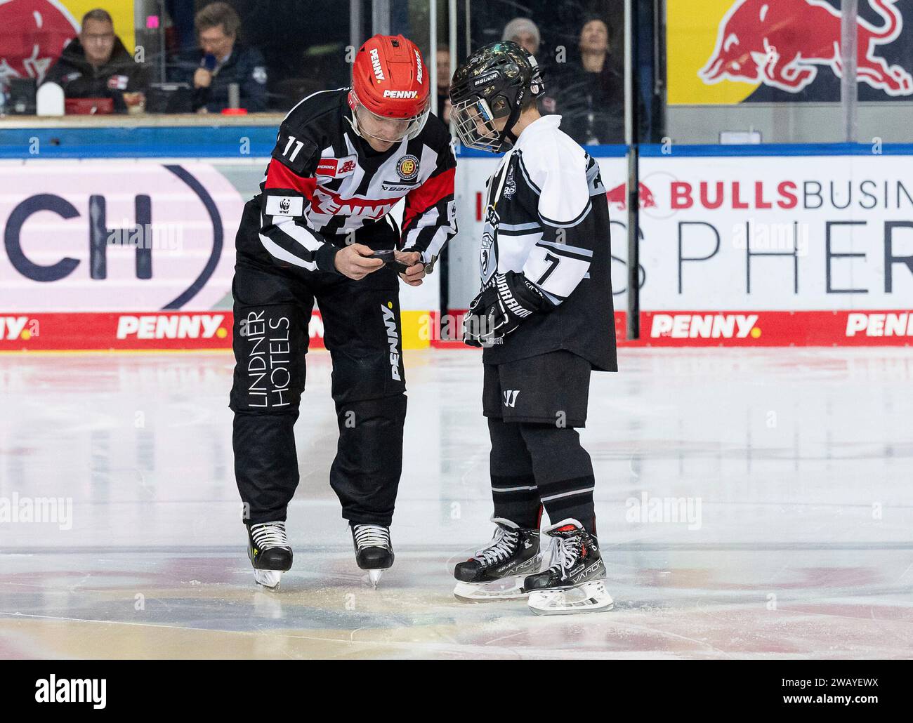 Muenchen, Deutschland. 07th Jan, 2024. Puckkind Alex Achatz bringt ...