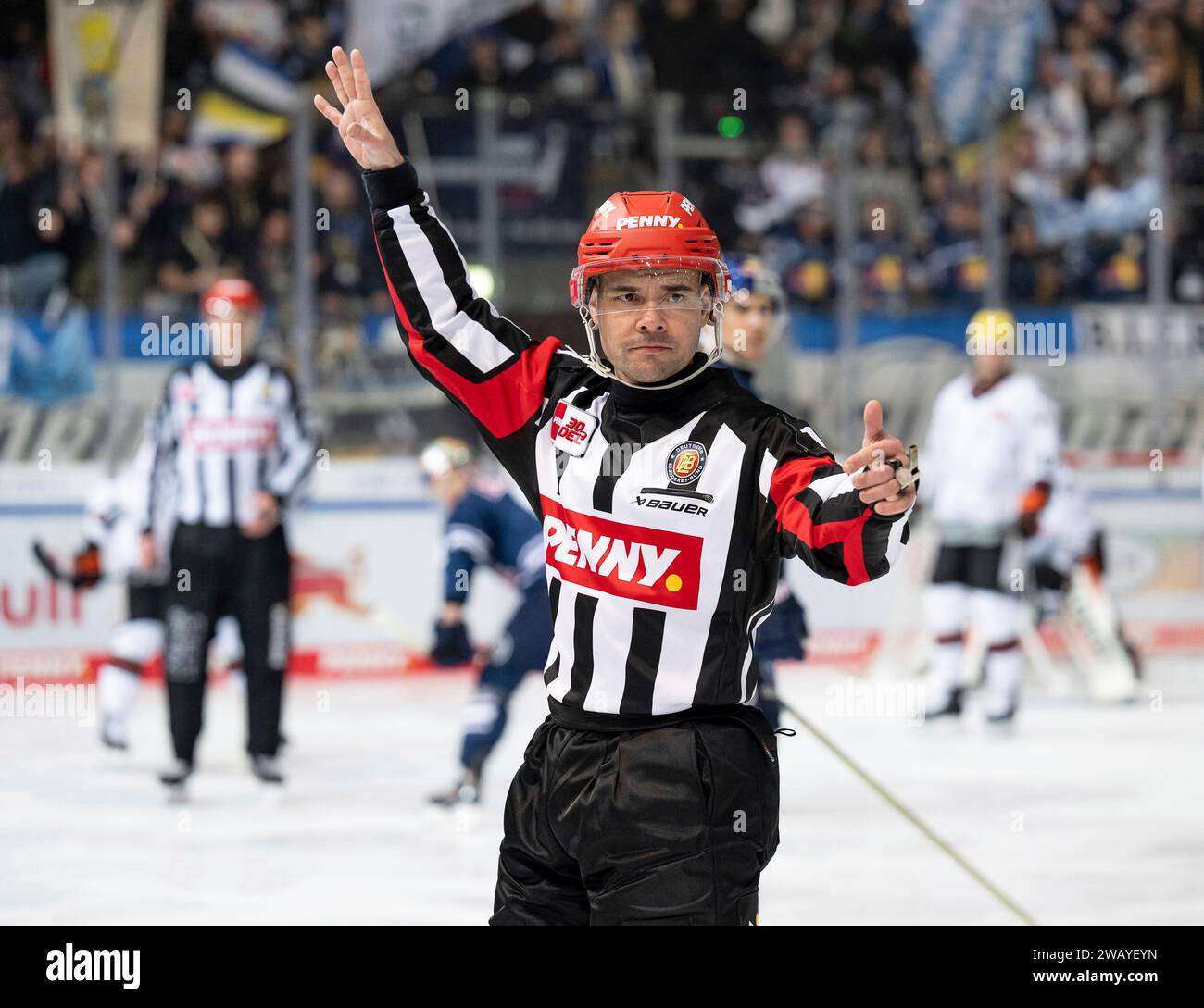 Muenchen, Deutschland. 07th Jan, 2024. Hauptschiedsrichter Sirko ...