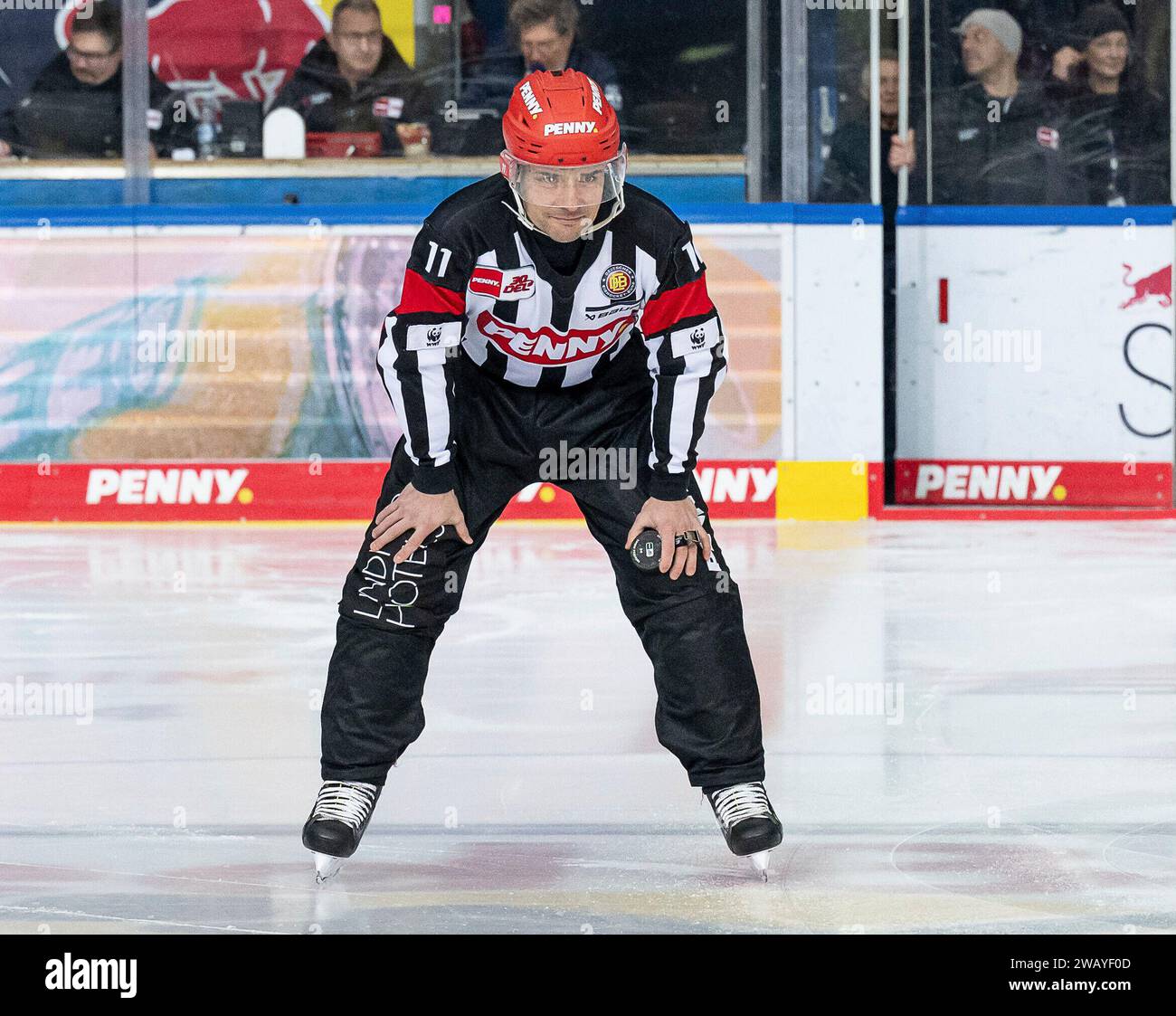 Muenchen, Deutschland. 07th Jan, 2024. Hauptschiedsrichter Sirko ...