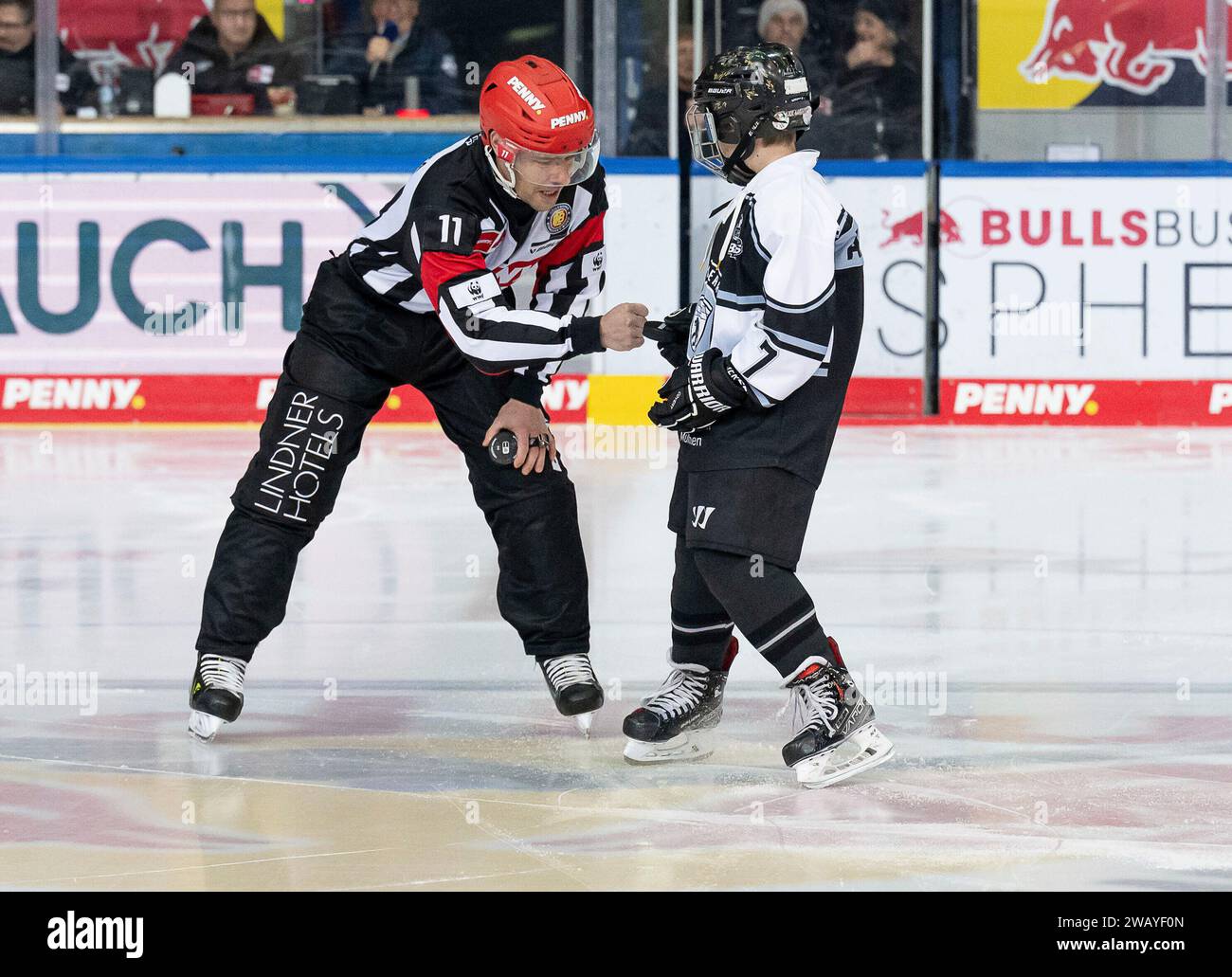 Muenchen, Deutschland. 07th Jan, 2024. Puckkind Alex Achatz bringt ...