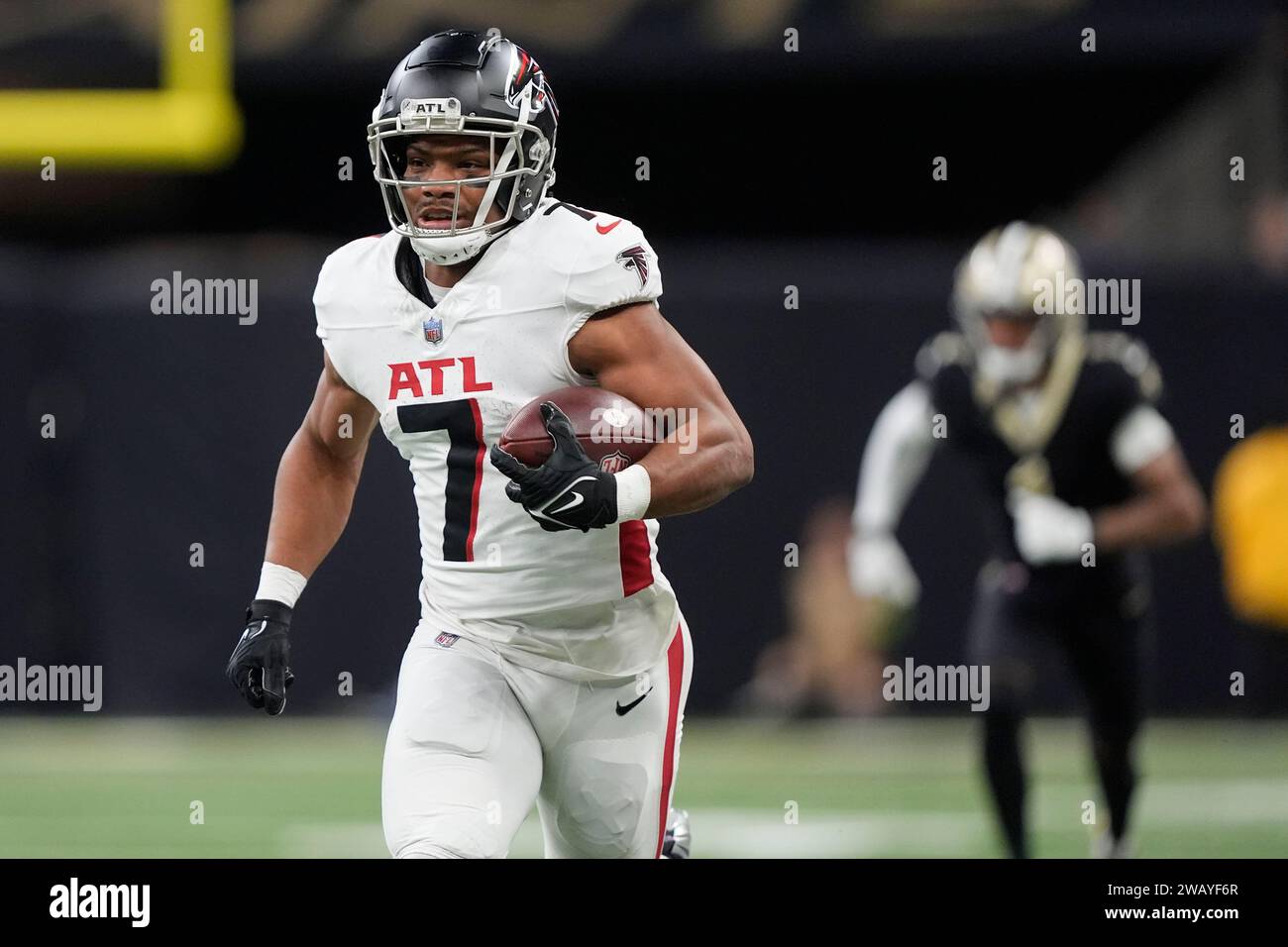 Atlanta Falcons running back Bijan Robinson (7) runs in for a touchdown ...