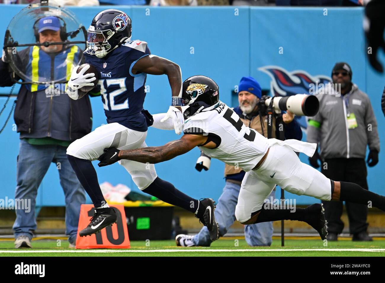 Tennessee Titans running back Tyjae Spears (32) runs for a touchdown ...