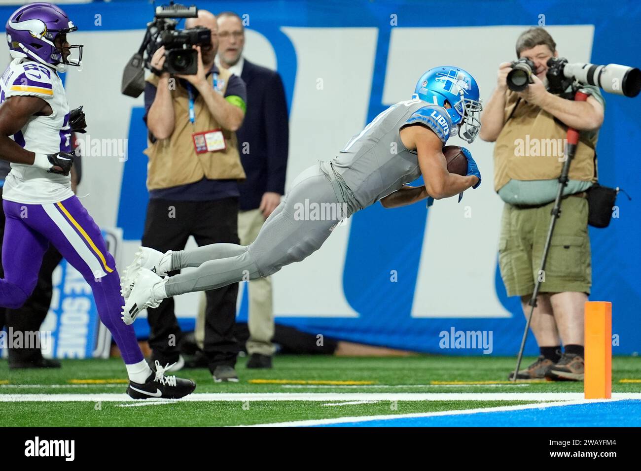 Detroit Lions wide receiver Kalif Raymond (11) falls short of the ...