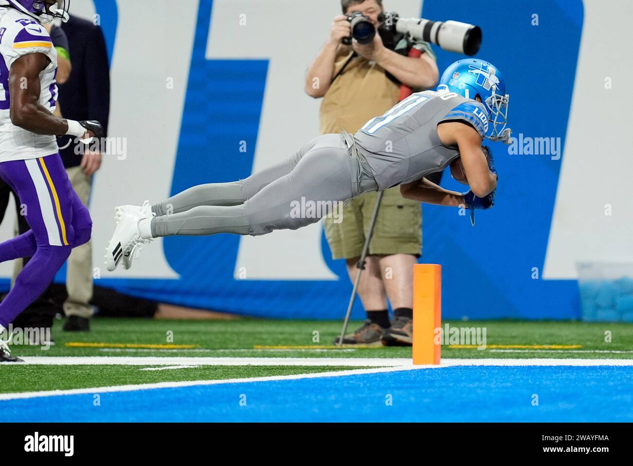 Detroit Lions wide receiver Kalif Raymond (11) falls short of the ...