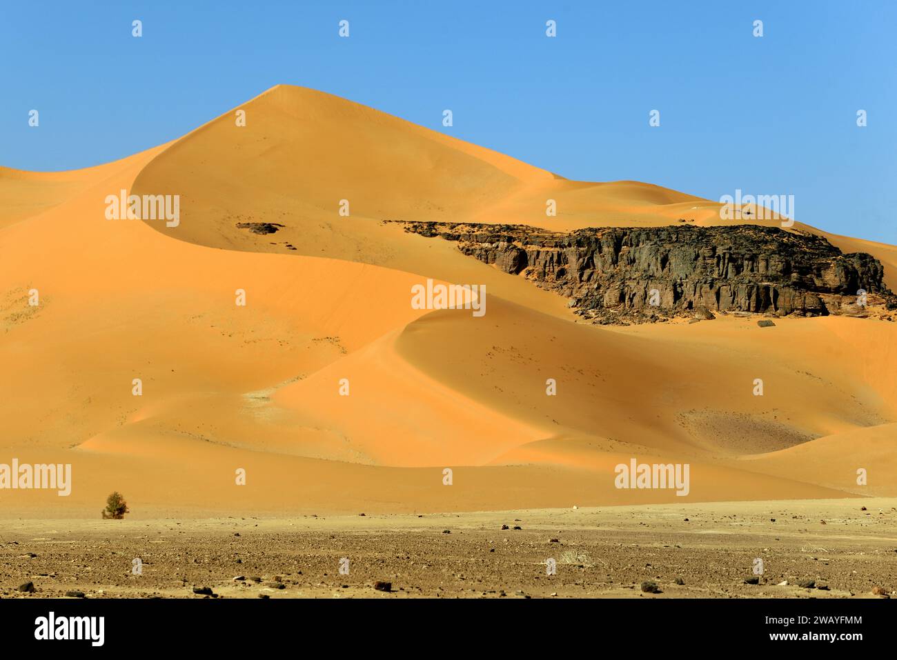 SAND DUNES IN THE SAHARA DESERT IN ALGERIA AROUND DJANET OASIS AND ...
