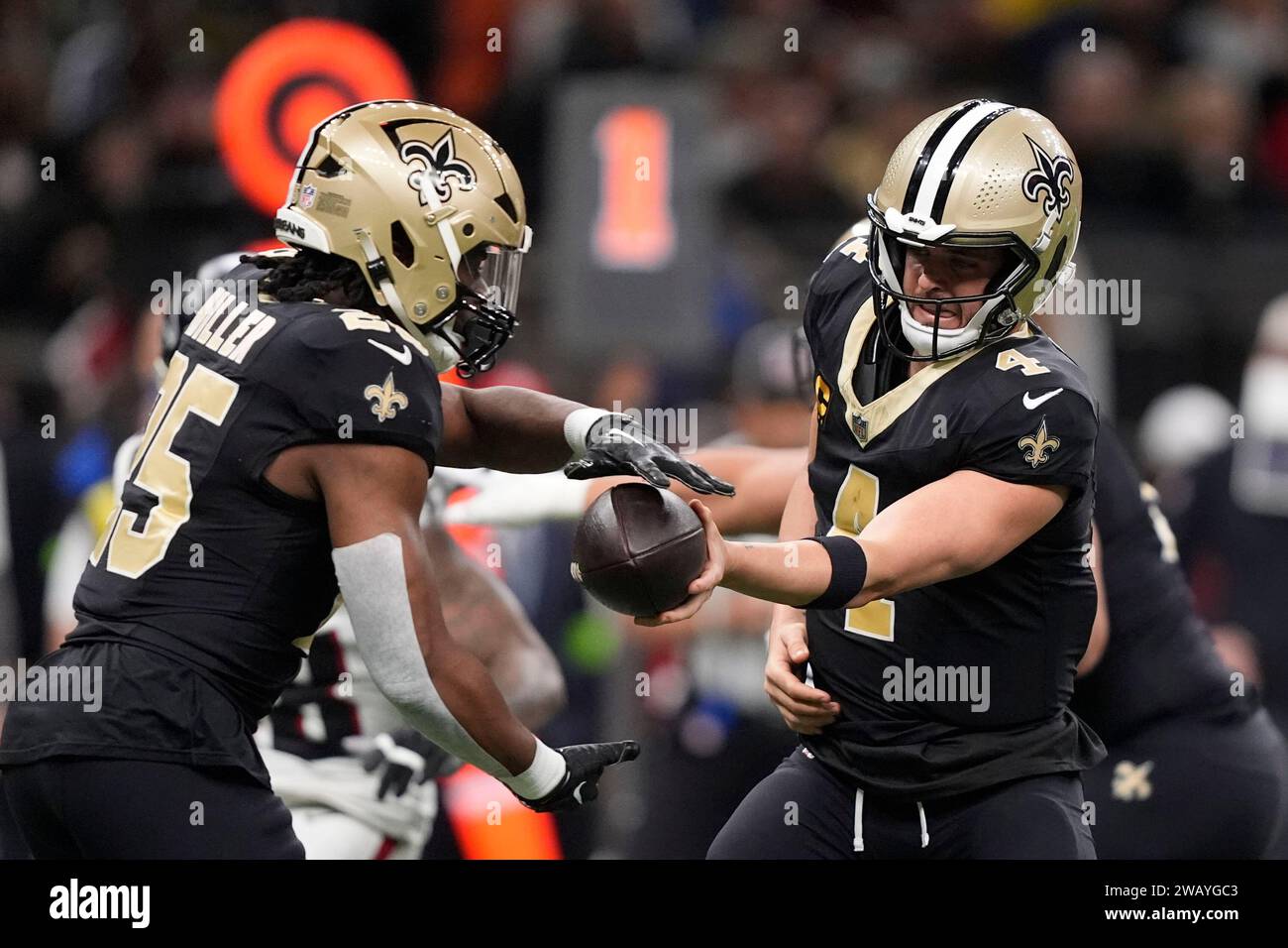 New Orleans Saints quarterback Derek Carr (4) passes to New Orleans ...