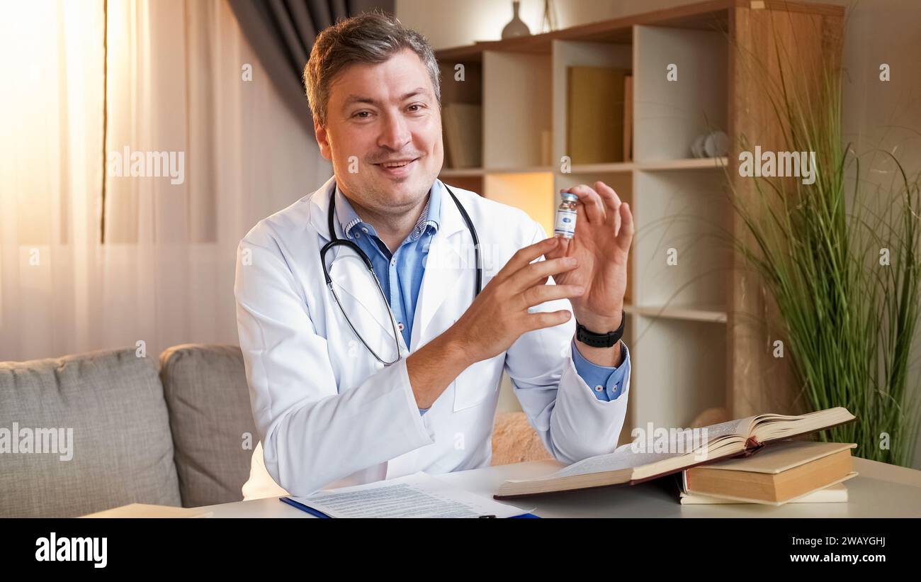 Doctor explaining drugs hi-res stock photography and images - Alamy