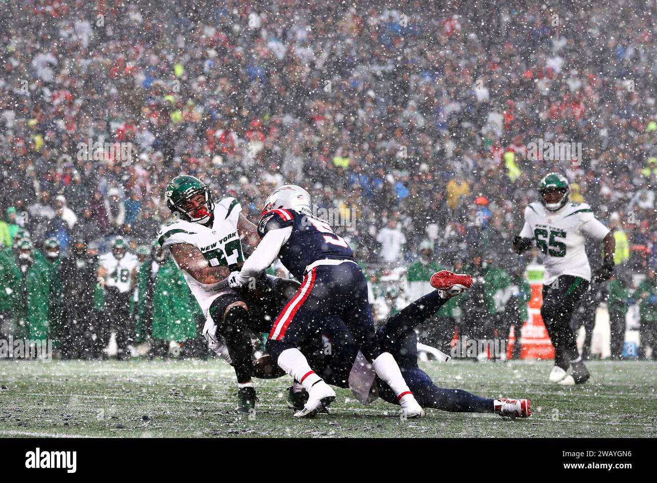 New York Jets tight end Tyler Conklin (83) makes a catch against New ...