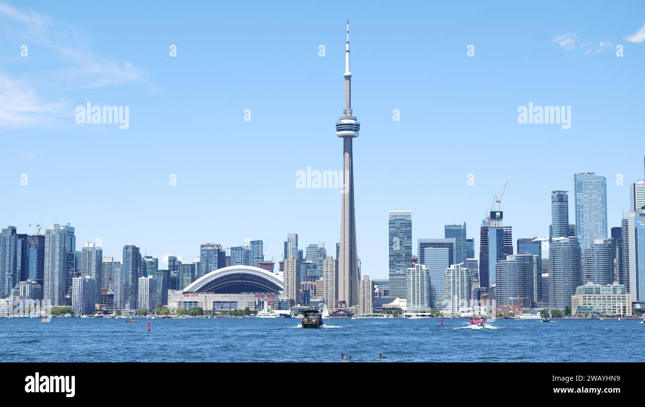 Toronto city skyline island ferry hi-res stock photography and images ...