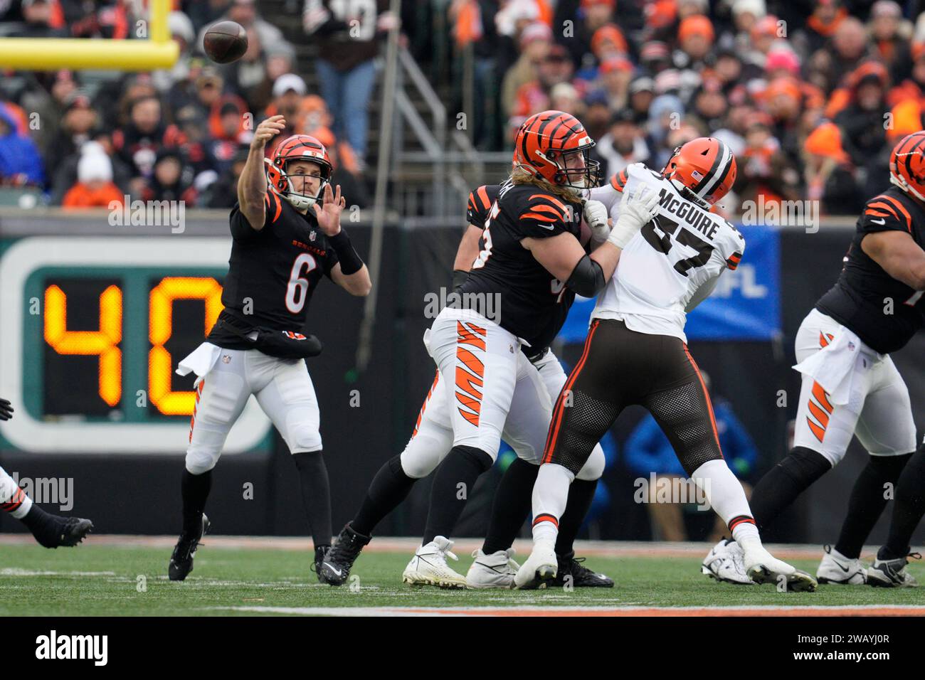 Cincinnati Bengals quarterback Jake Browning (6) throws against the ...