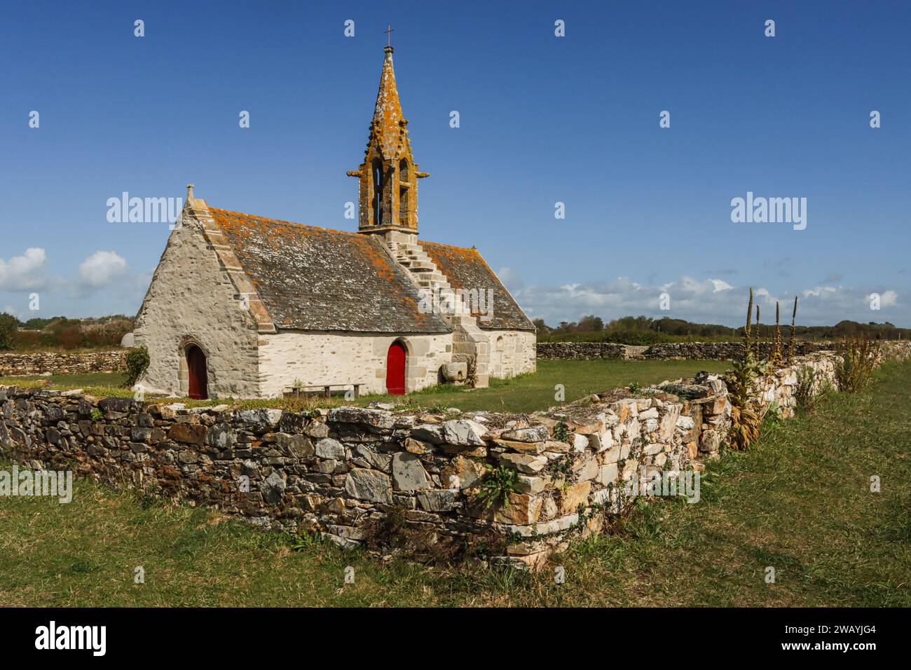 The very nice chapel Saint-Vio and a dry stone wall in the countryside ...