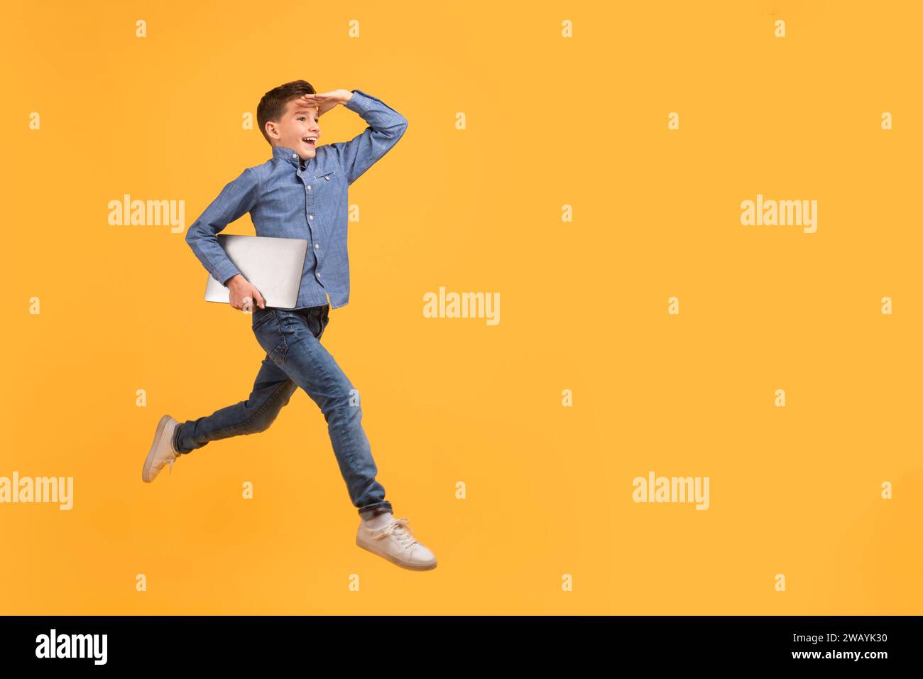 Studio teen boy running hi-res stock photography and images - Alamy