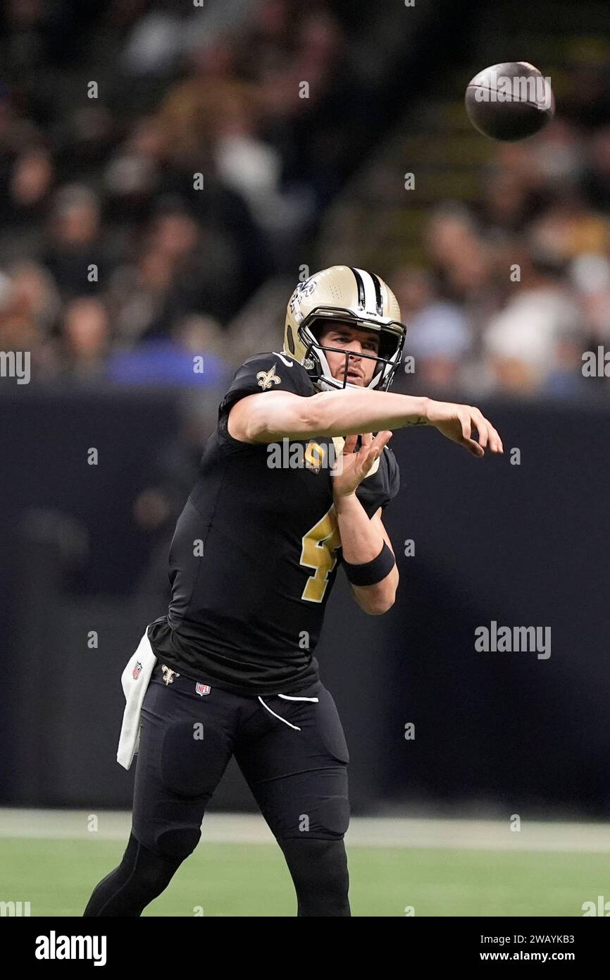 New Orleans Saints quarterback Derek Carr (4) makes a pass in the first ...
