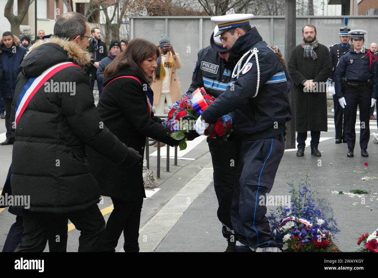 Paris, France. 07th Jan, 2024. Paris Mayor Anne Hidalgo (C) and French ...