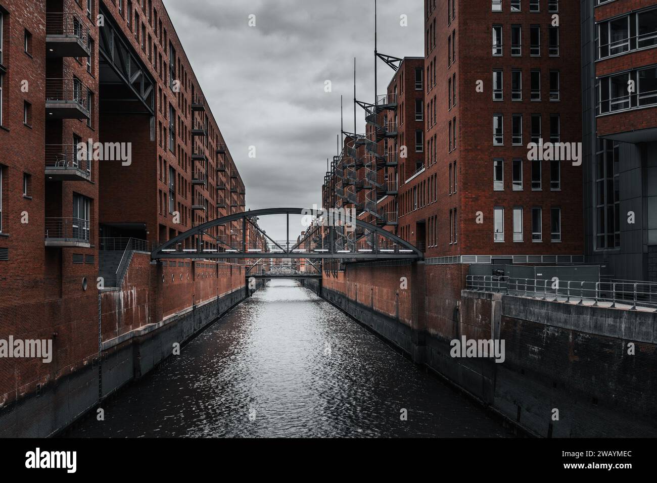 Towering bridge hi-res stock photography and images - Alamy
