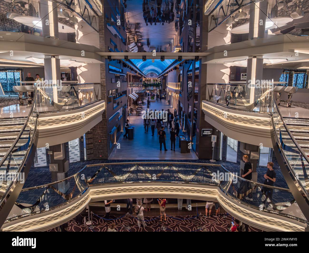 Infinity atrium hi-res stock photography and images - Alamy