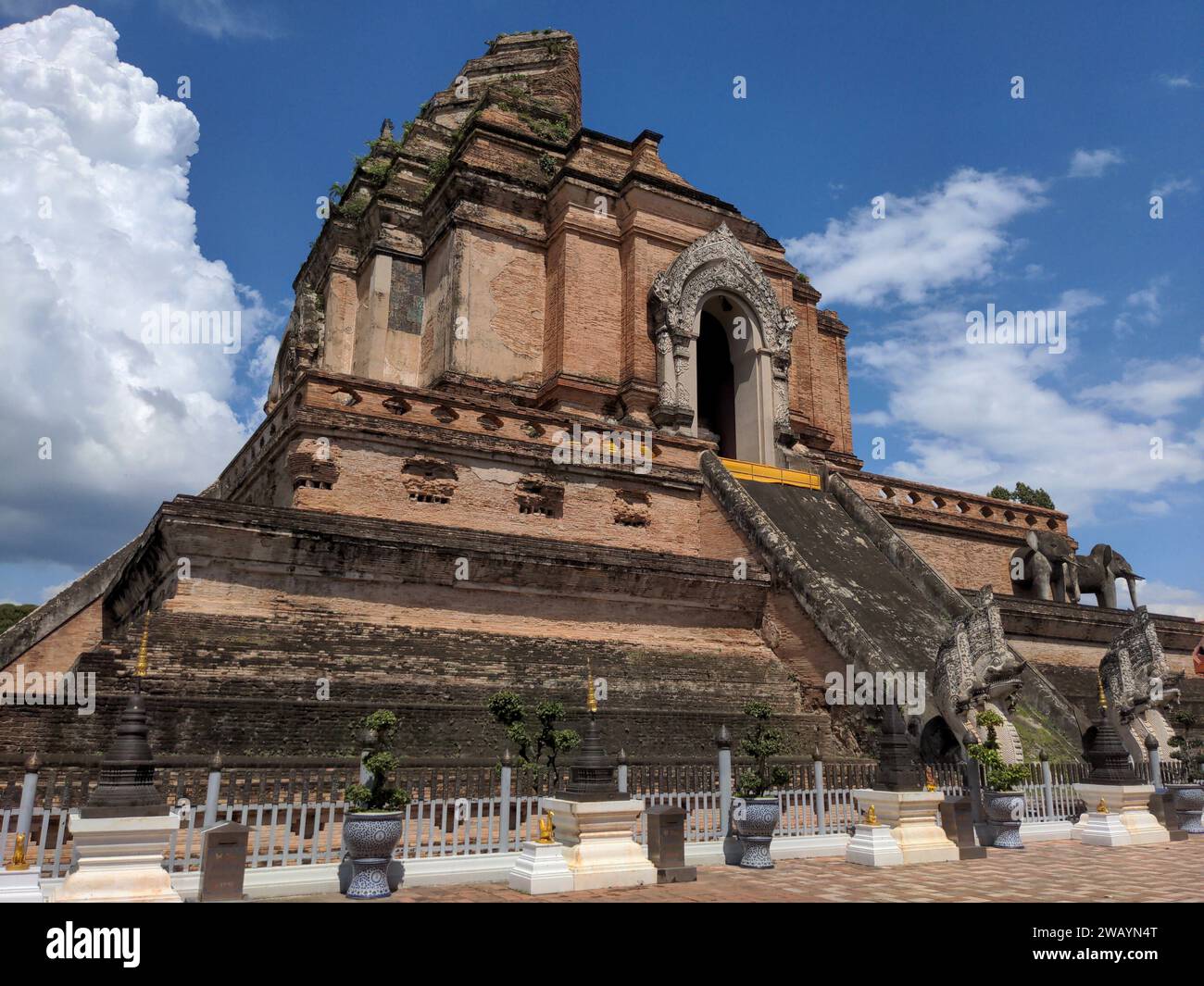 Modern stone structure hi-res stock photography and images - Alamy