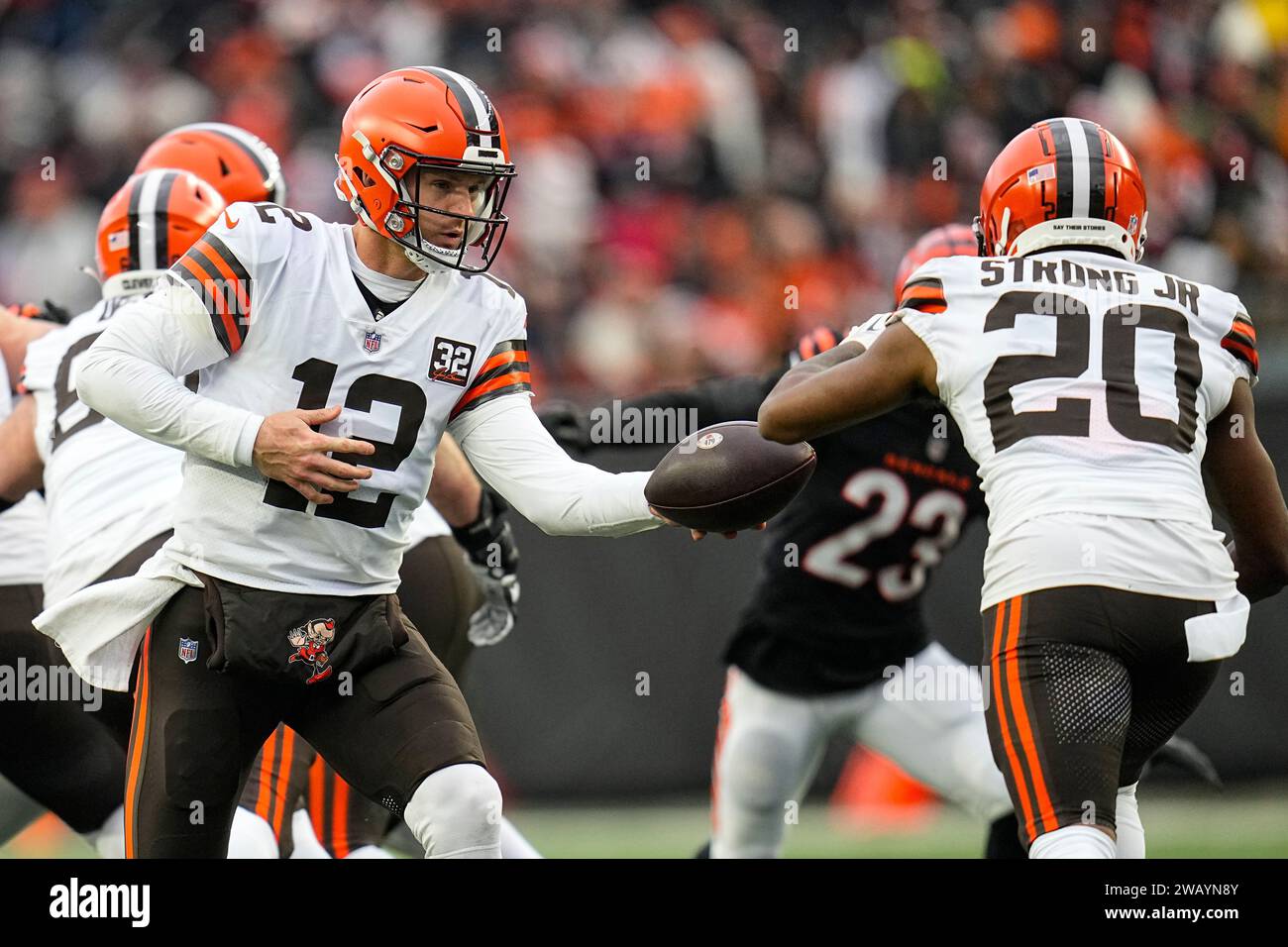 Cleveland Browns quarterback Jeff Driskel (12) hands off toe running ...