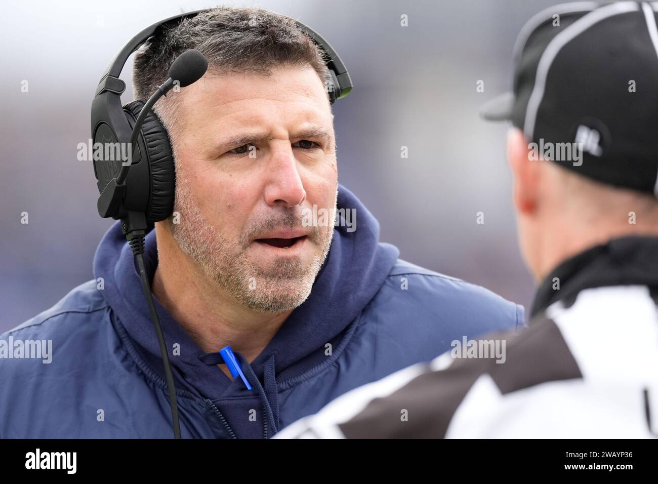 Tennessee Titans Head Coach Mike Vrabel Right Talks With Officials