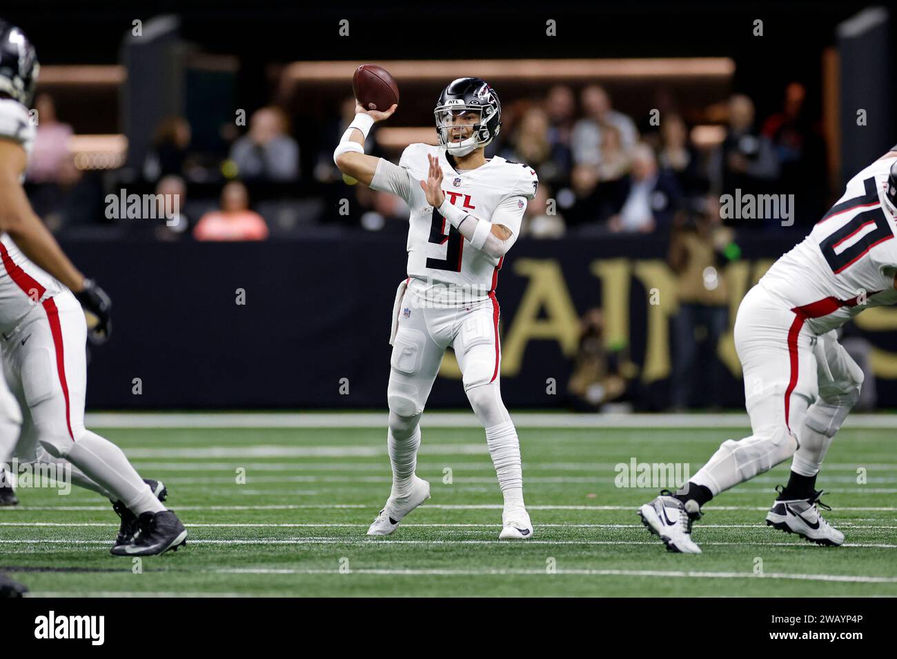 Atlanta Falcons quarterback Desmond Ridder (9) throws the ball during ...