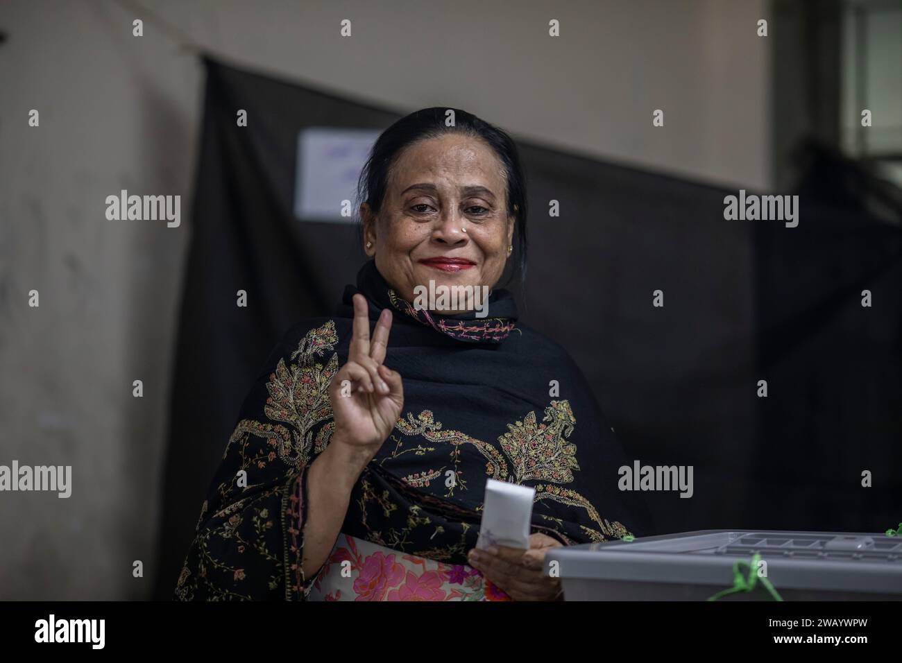 Dhaka, Bangladesh. 07th Jan, 2024. A woman makes a peace sign after ...