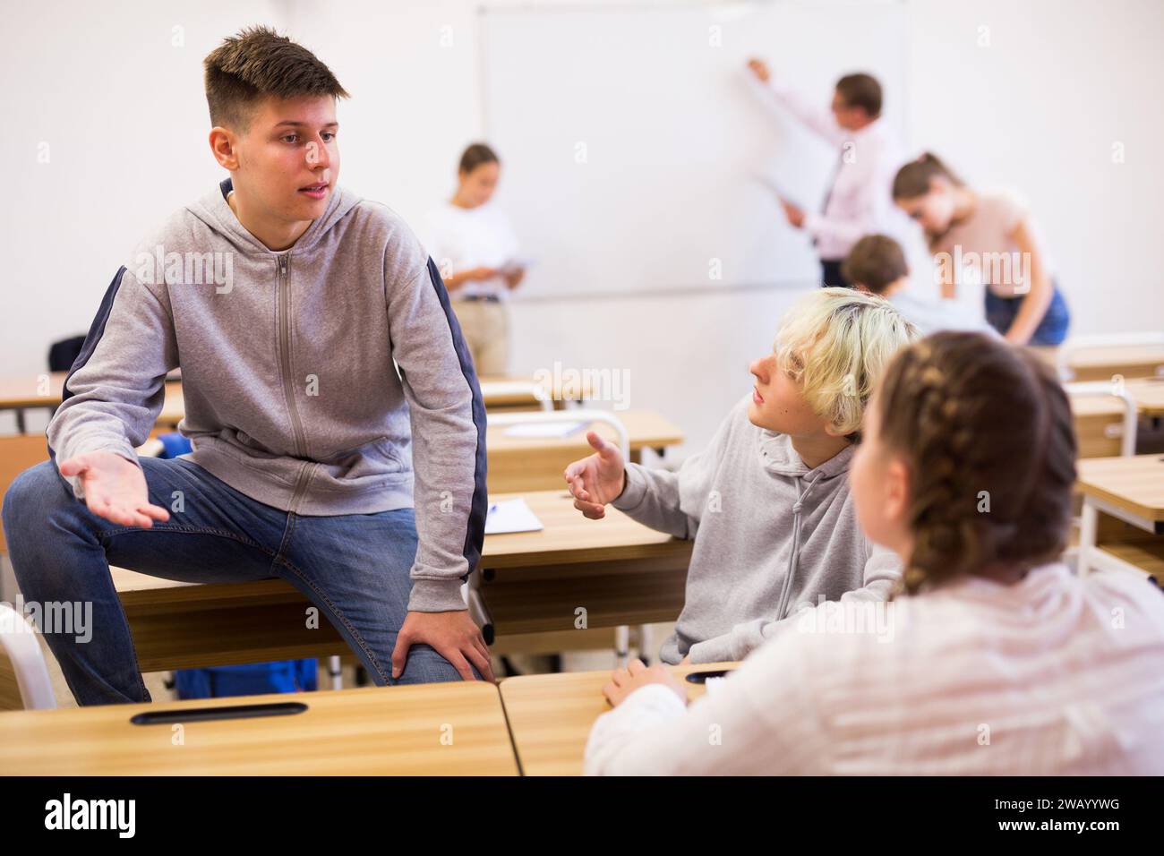 Girls chatting during class hi-res stock photography and images - Alamy