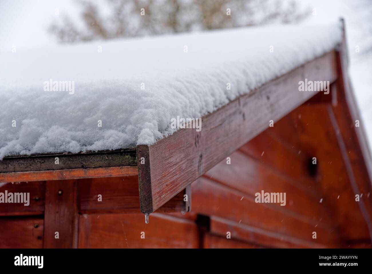 Covered roof of snow hi-res stock photography and images - Alamy