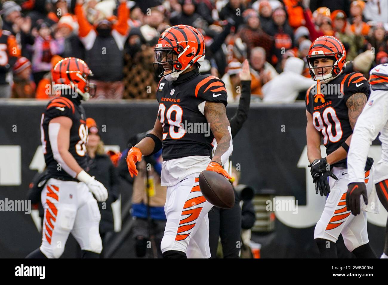 Cincinnati Bengals running back Joe Mixon (28) celebrates after a ...