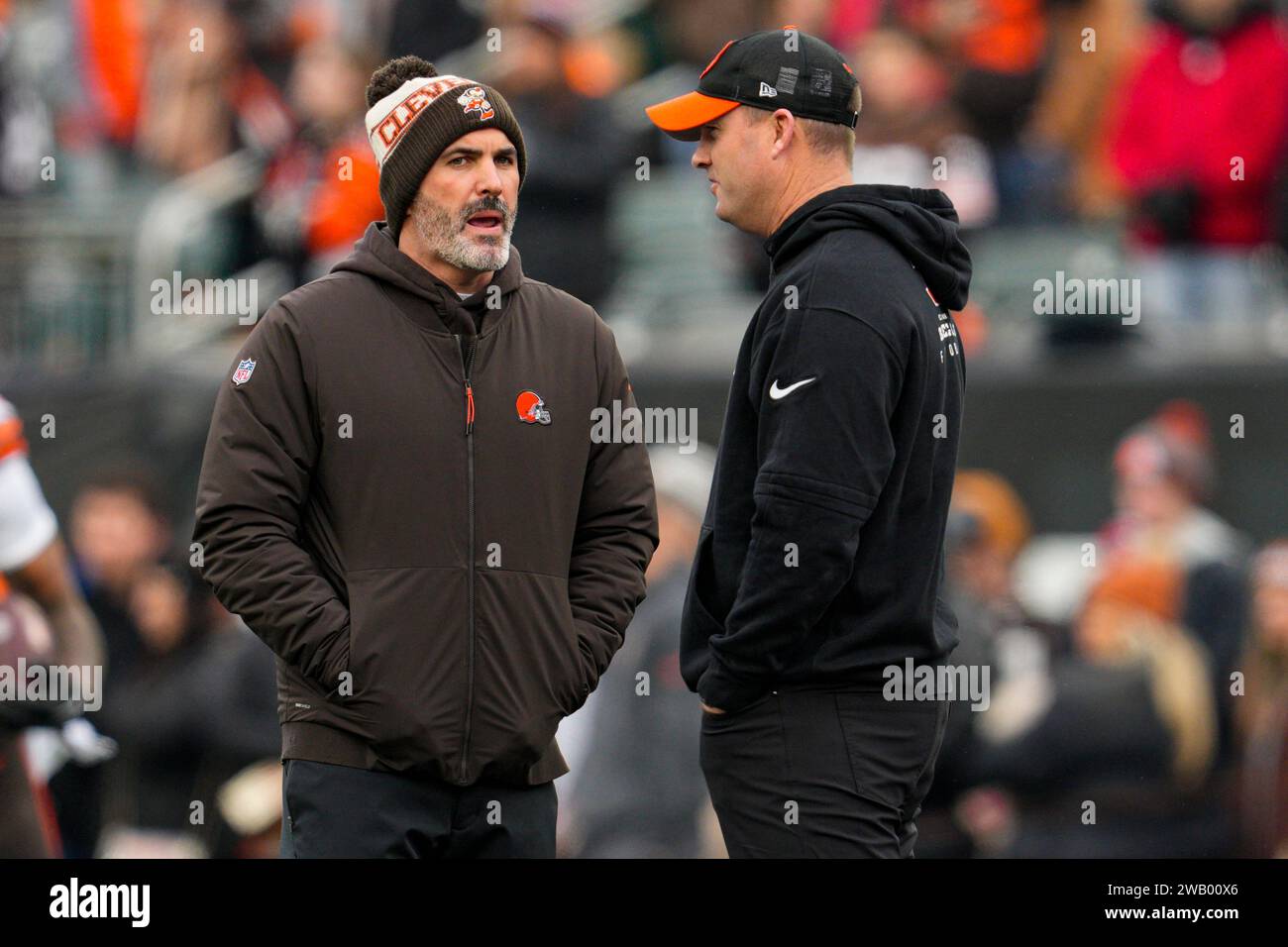 Cleveland Browns head coach Kevin Stefanski, left, talks with ...