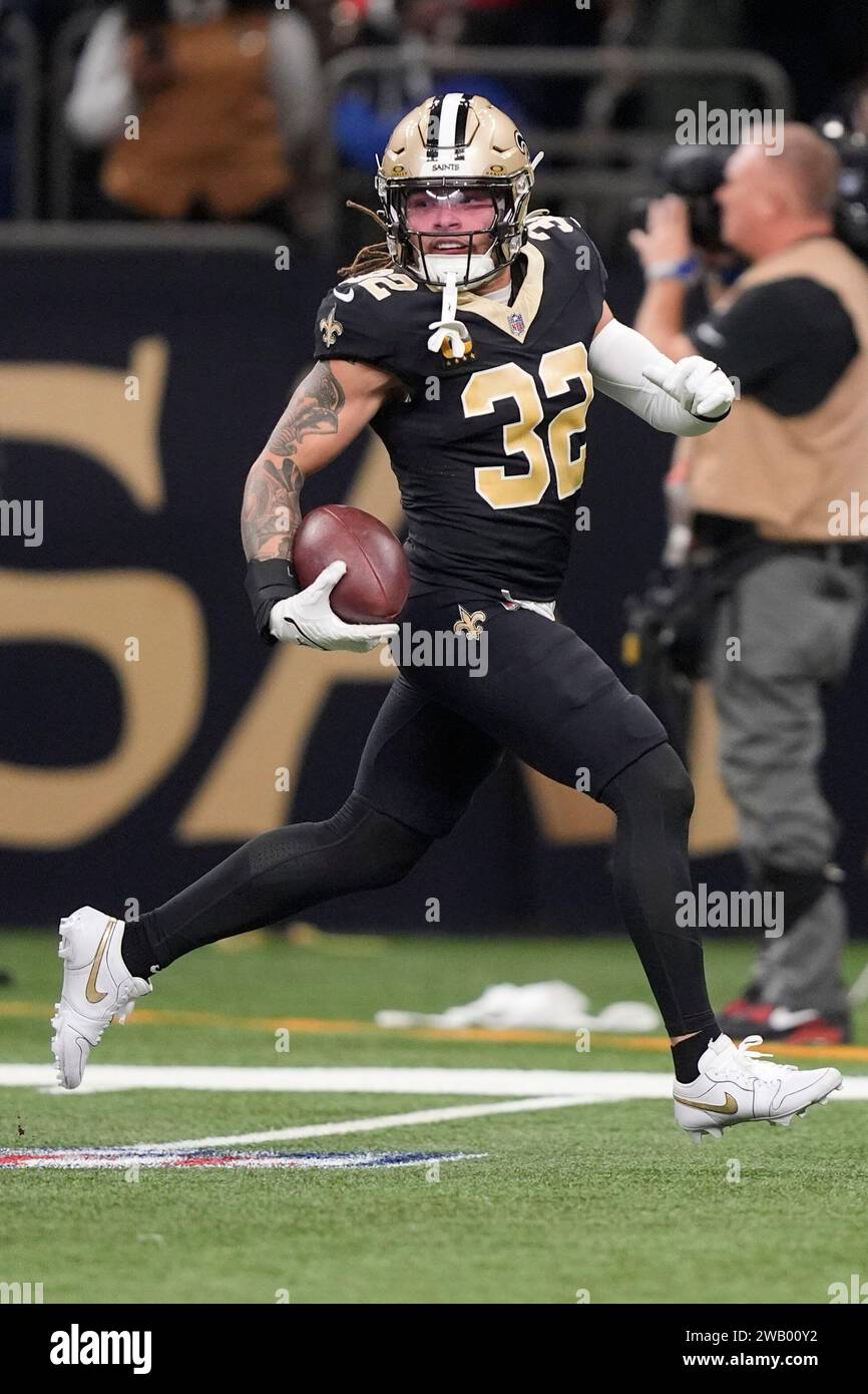 New Orleans Saints safety Tyrann Mathieu (32) runs the ball after he ...