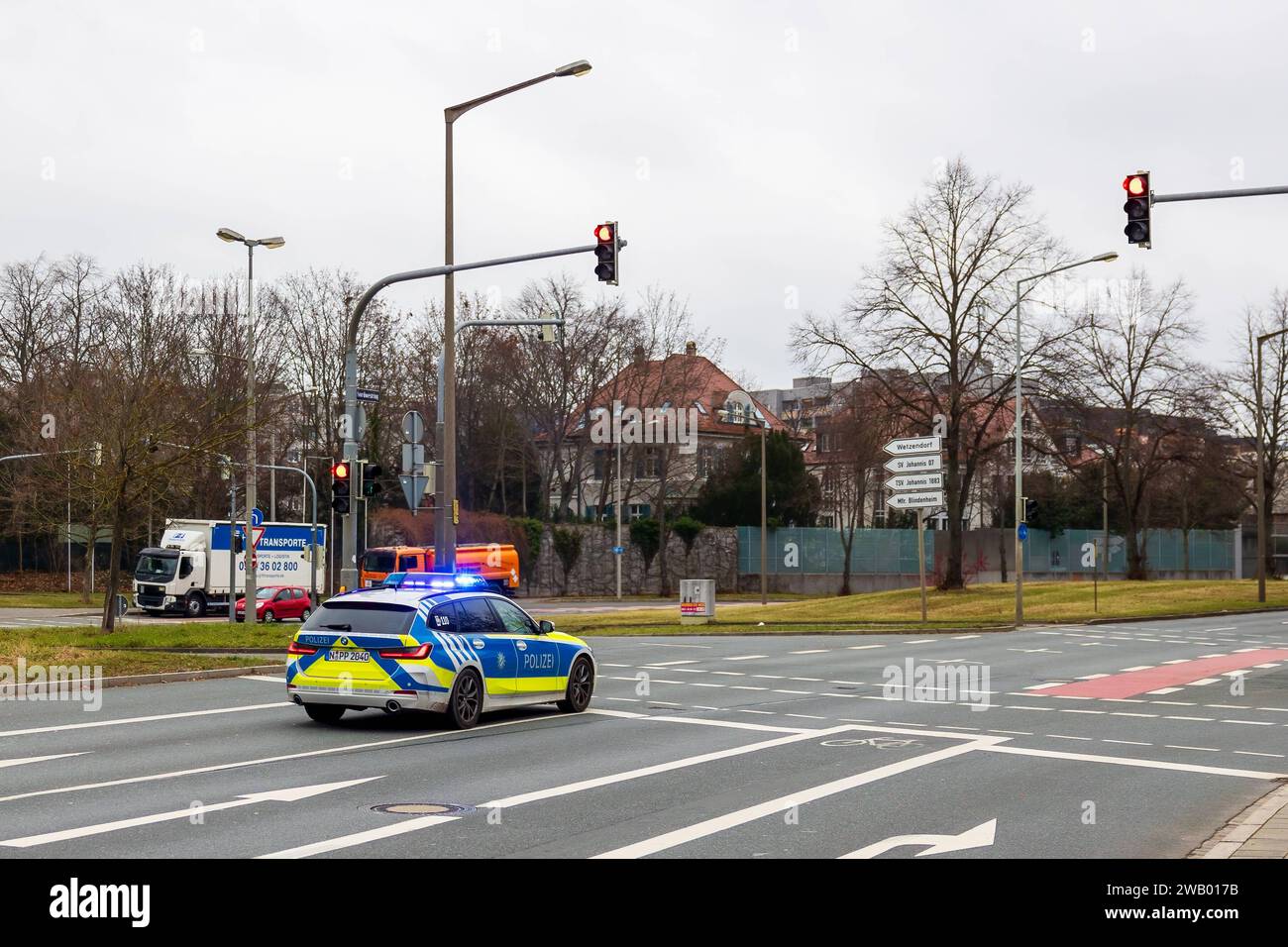 Symbolbild: Ein 3er BMW der Nürnberger Polizei fährt auf der ...