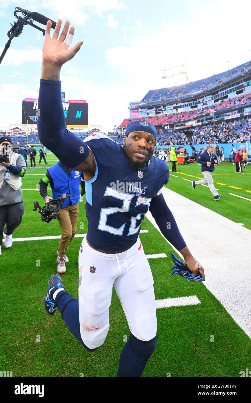Tennessee Titans running back Derrick Henry waves as he leaves the ...