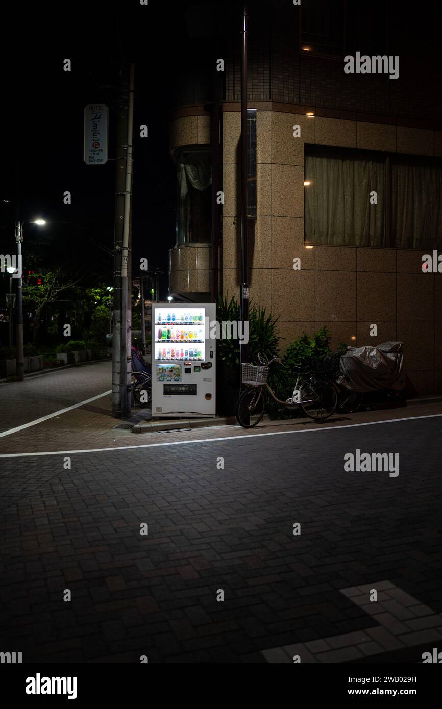 Tokyo street night vending machine hi-res stock photography and images ...
