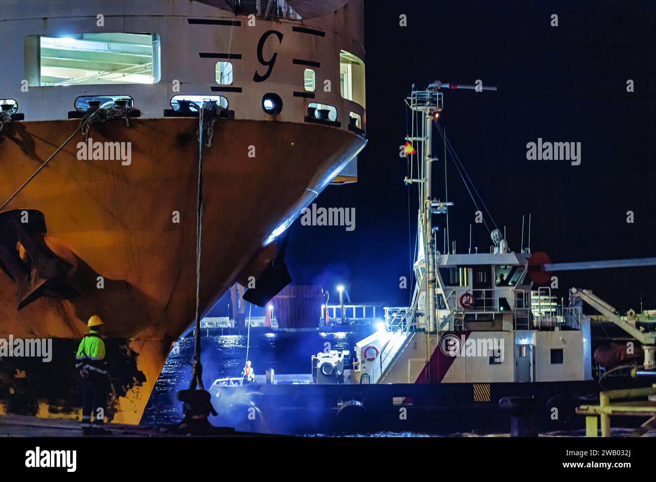 Night cargo operations hi-res stock photography and images - Alamy