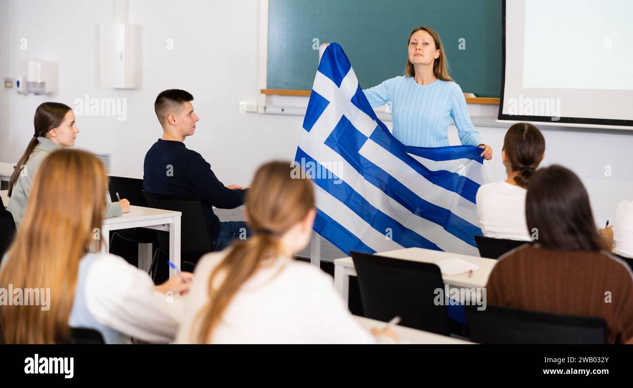 Teacher with flag of Greece tells story of the emergence of the state ...