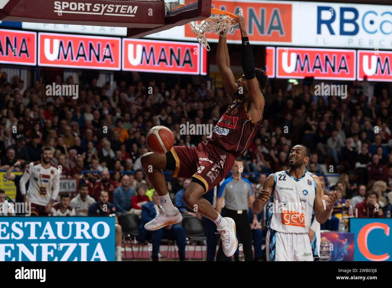 Venice, Italy. 07th Jan, 2024. Dunk of Jeff Brooks during the Umana ...