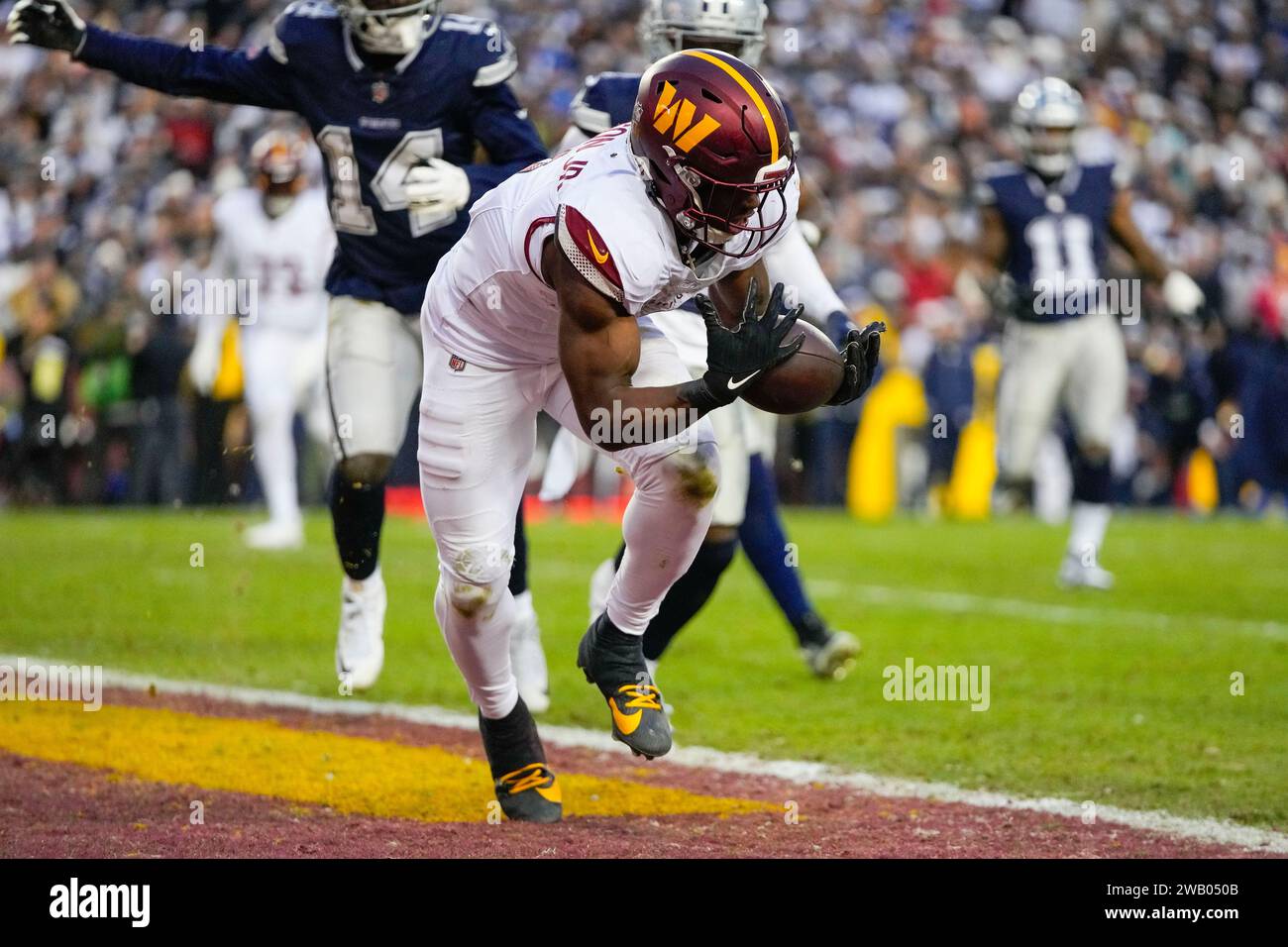 Washington Commanders running back Brian Robinson Jr. (8) holds onto ...