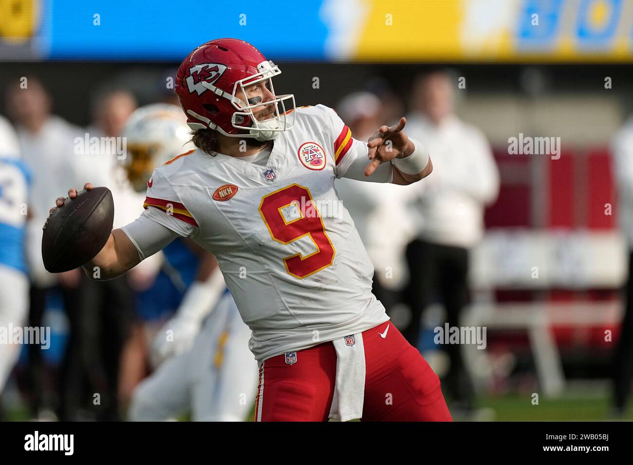 Kansas City Chiefs quarterback Blaine Gabbert throws a pass during the ...
