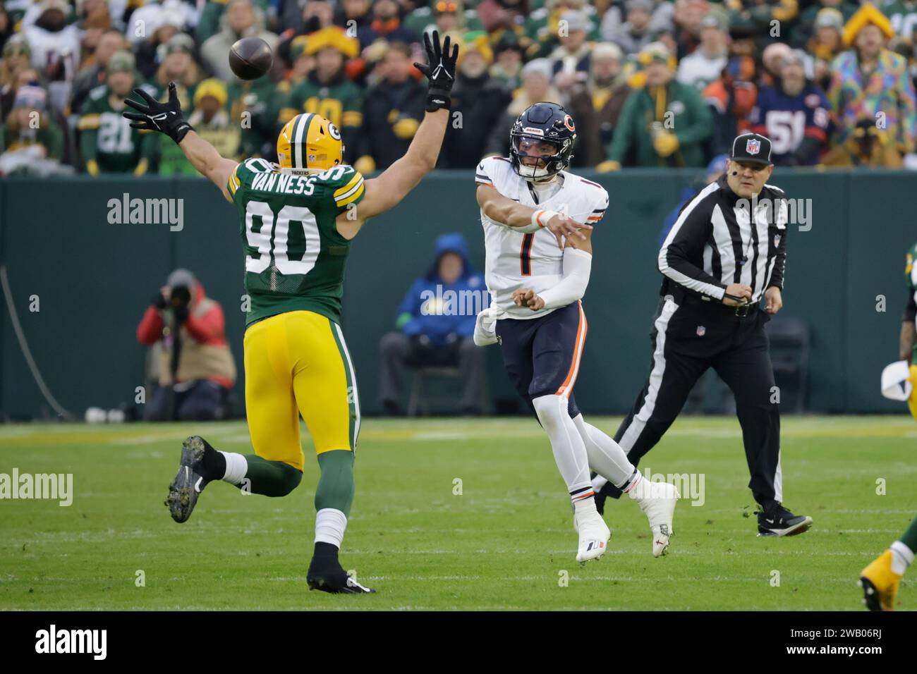 Chicago Bears quarterback Justin Fields (1) throws past Green Bay ...