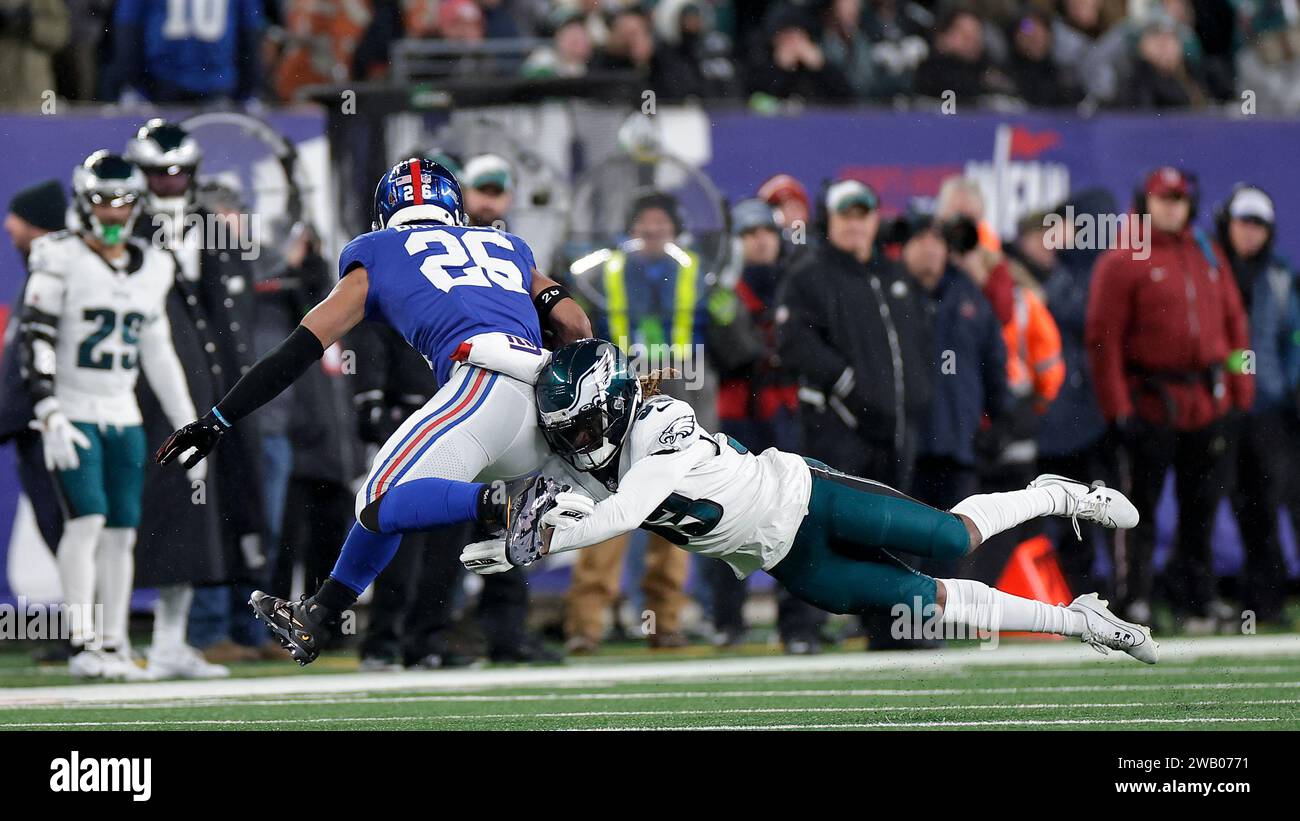 New York Giants running back Saquon Barkley (26) avoids a tackle by ...