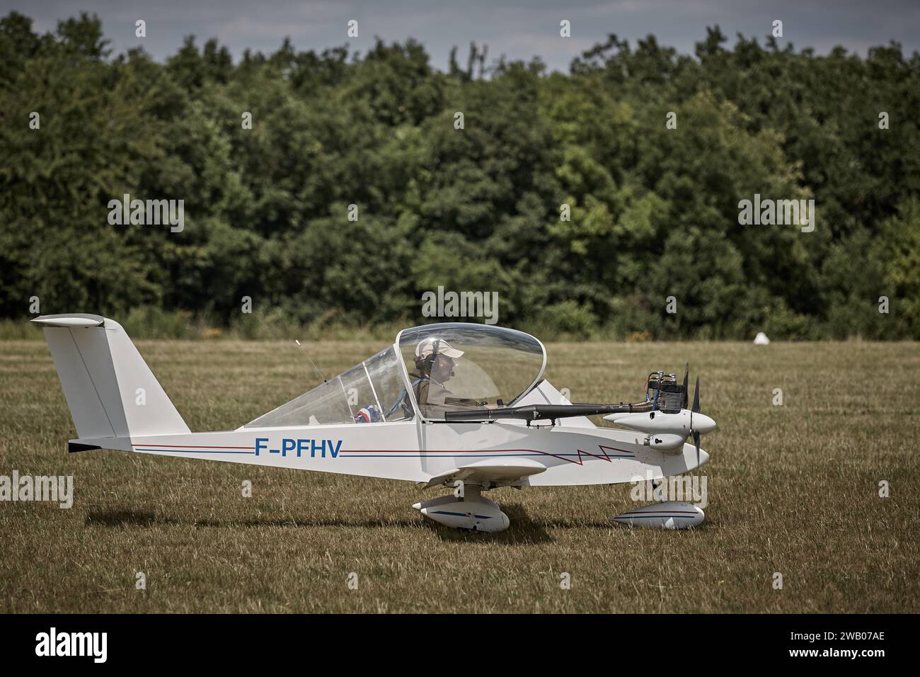Small plane ready take off hi-res stock photography and images - Alamy